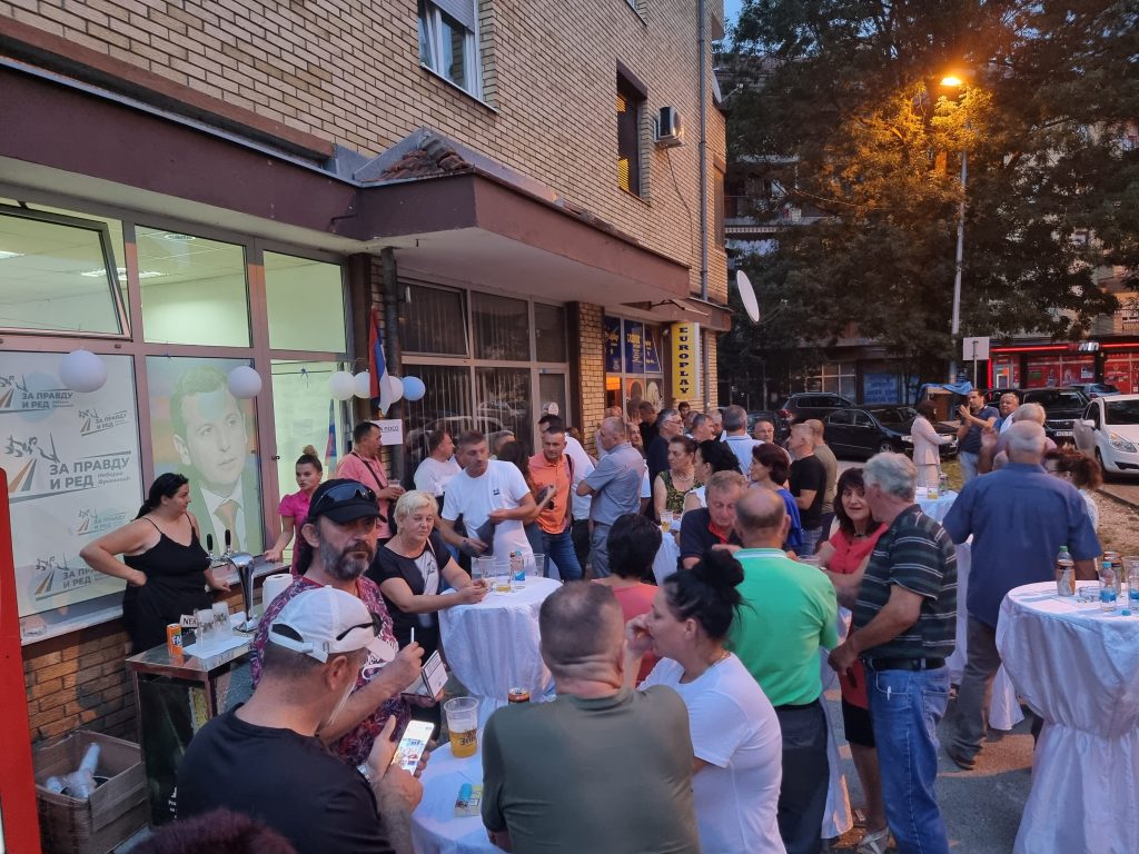 Veliki broj građana Dervente došao na otvaranje kancelarije Liste za ...